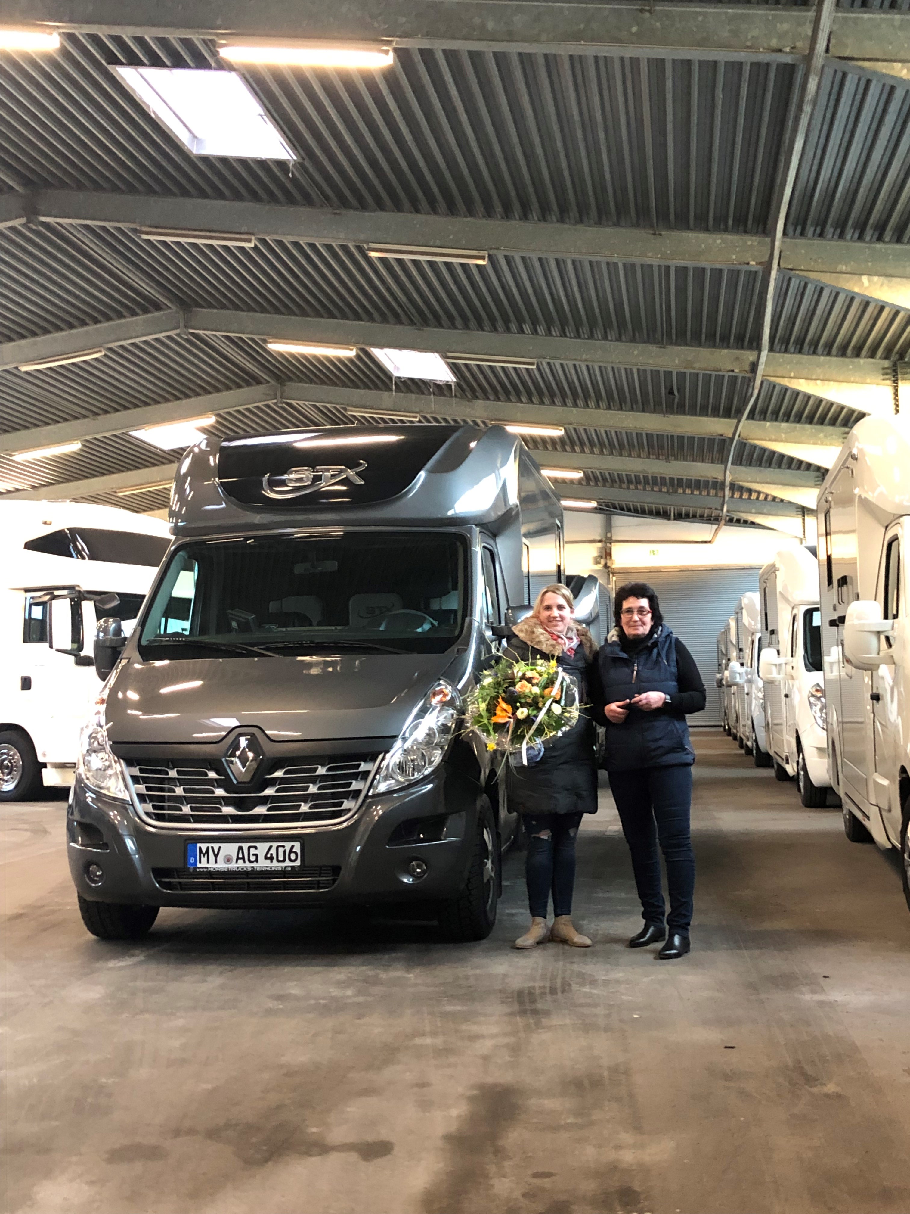 STX Renault Master 5-Sitzer Standard Familie Glaß - Horsetrucks ...